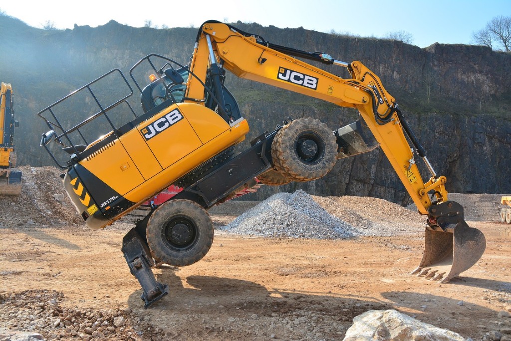 JCB prend la route