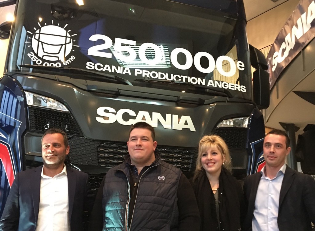 Le 250 000e camion produit à Scania Angers rejoint les Transports Derro
