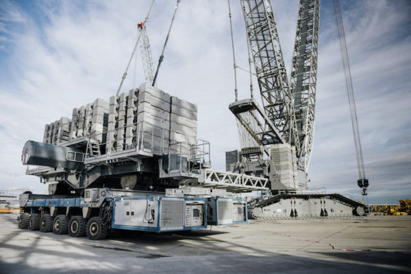 Sarens utilise des SPMT pour les contrepoids de sa grue LR11000
