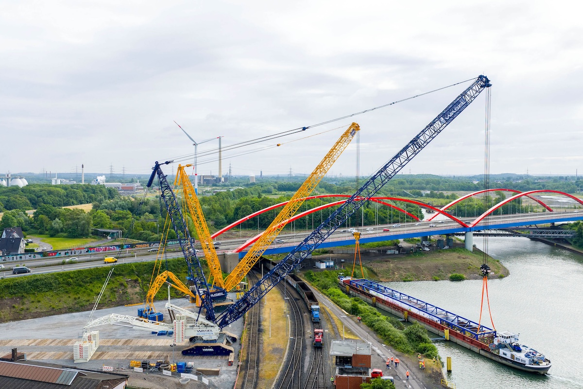 Un pont remplacé en un temps record grâce à deux grues de 1 000 tonnes